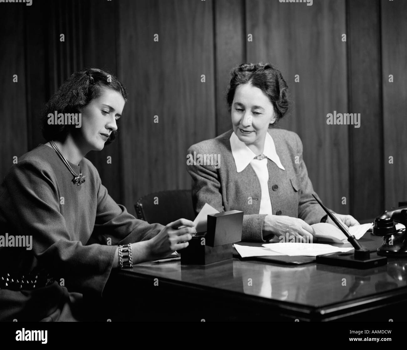 1950s office women hi-res stock photography and images - Alamy
