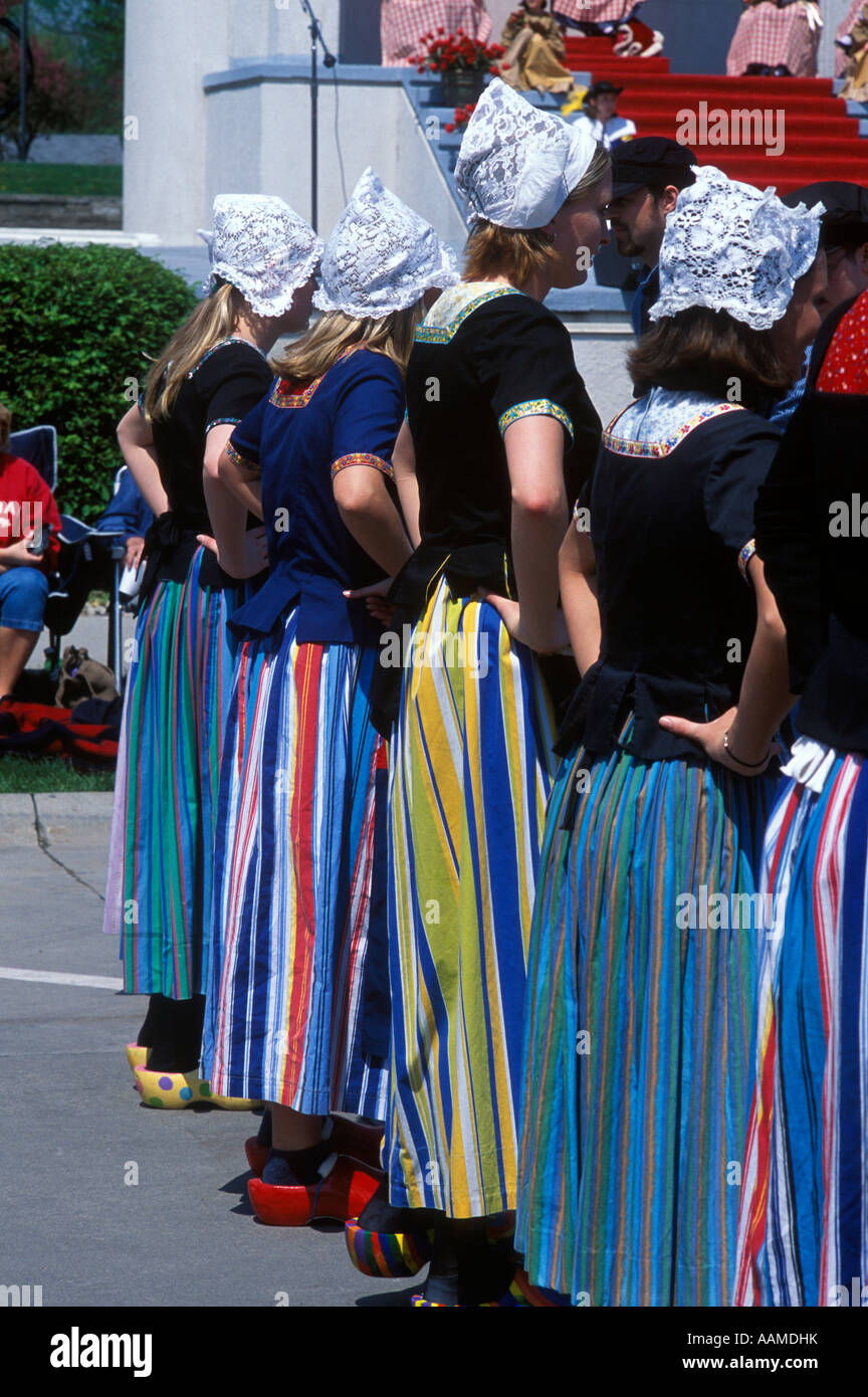 PELLA IA DANCERS IN TRADITIONAL DUTCH COSTUMES AT TULIP TIME PARADE ...