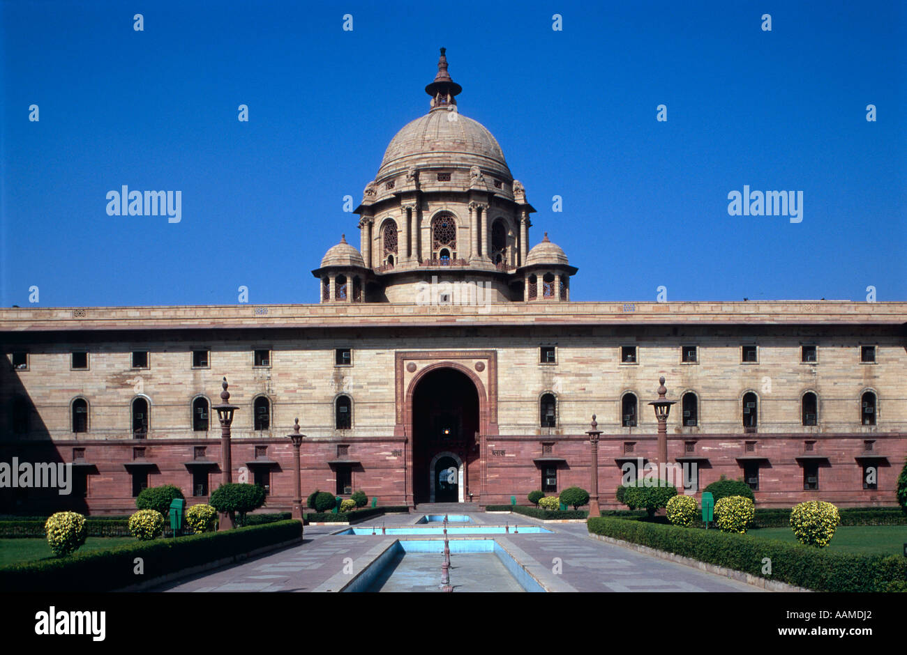 indian parliament building new delhi Stock Photo - Alamy
