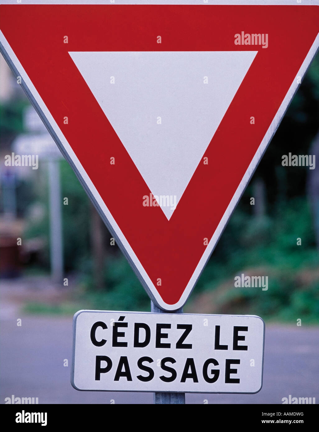 cedez le passage give way sign Stock Photo - Alamy