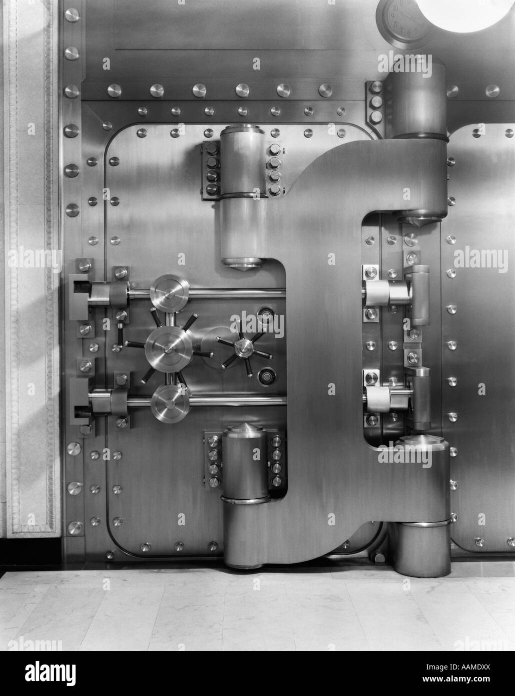 1930s CLOSED BANK VAULT DOOR Stock Photo - Alamy