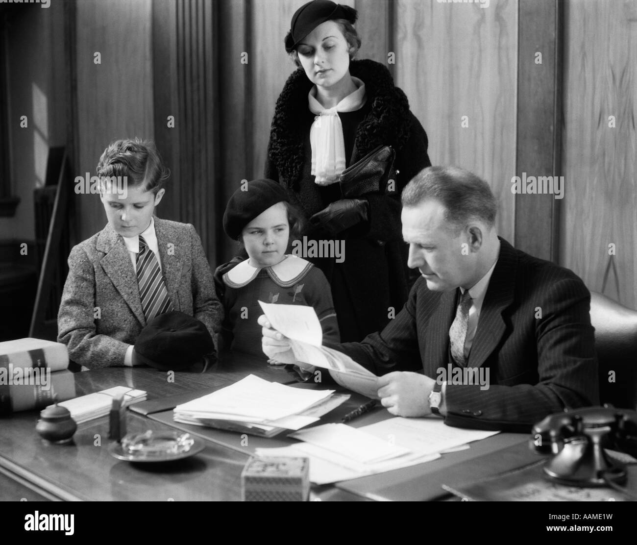 1930s family father daughter son hi-res stock photography and images ...