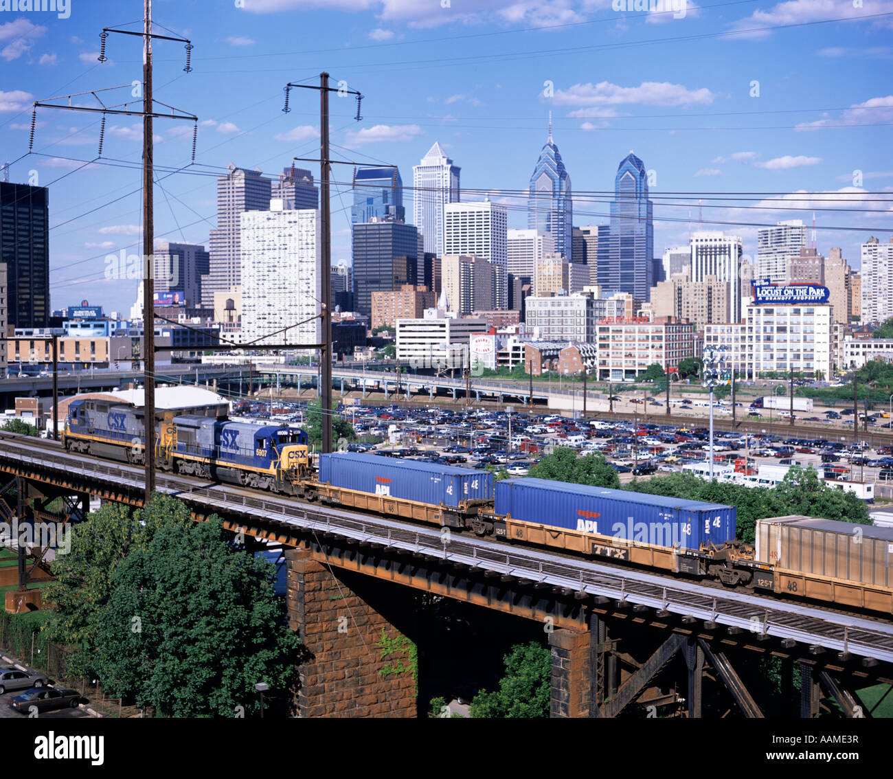 PHILADELPHIA PENNSYLVANIA VIEW OF CITY SKYLINE FROM TRAIN TRACKS Stock ...