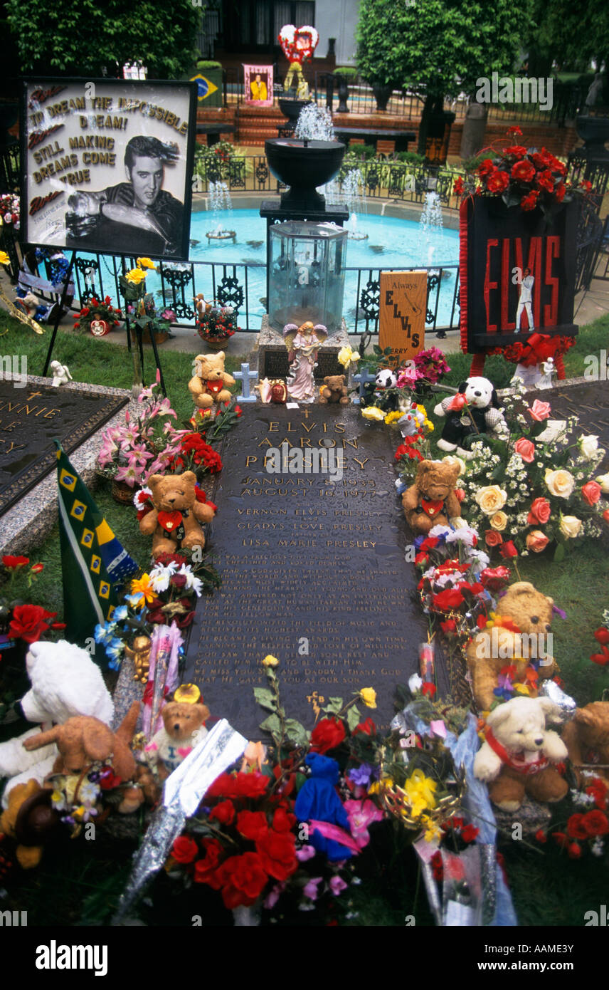 MEMPHIS TENNESSEE GRACELAND ESTATE FLOWERS AND MEMENTOS AT ELVIS ...
