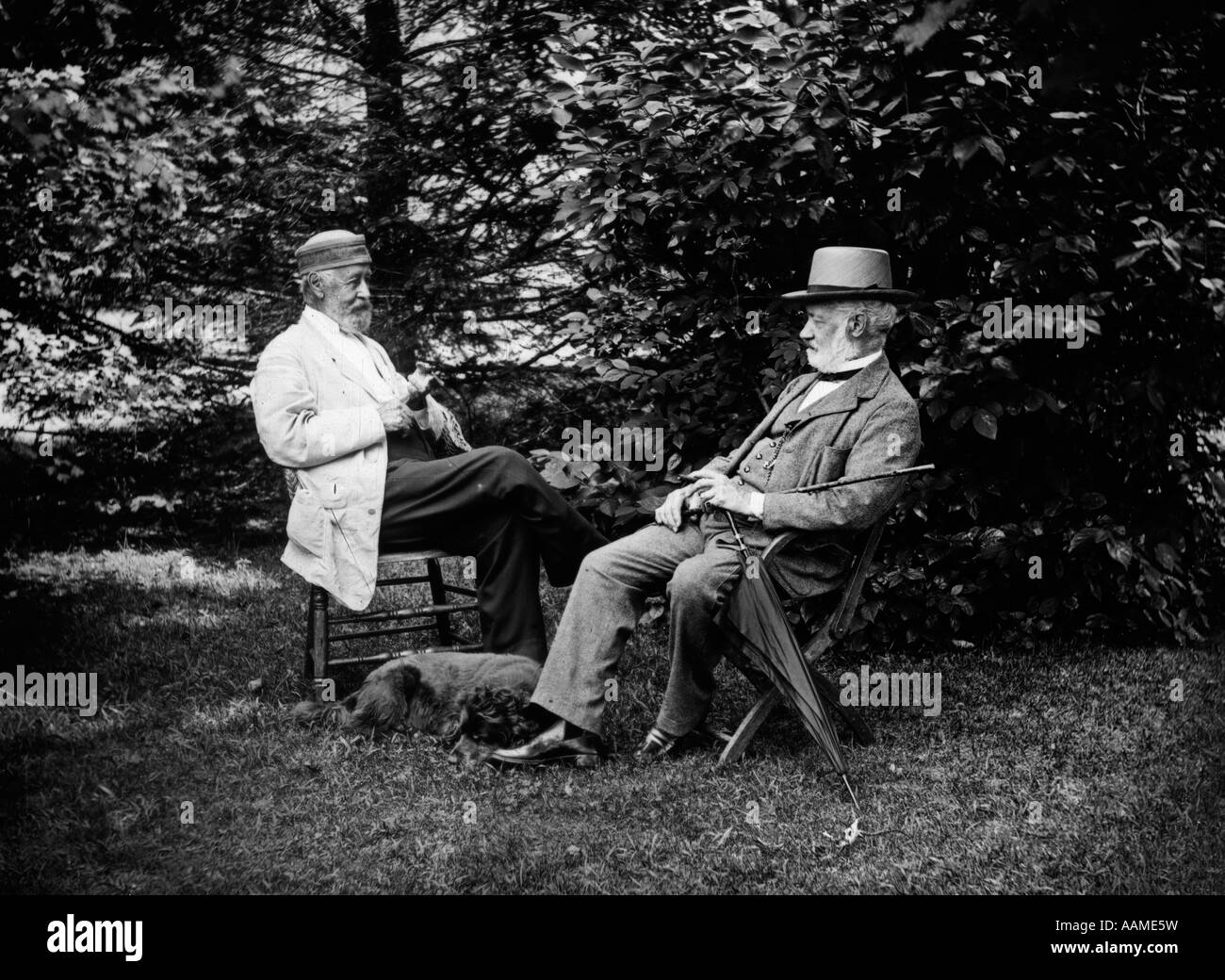 Old man smoking chatting hi-res stock photography and images - Alamy