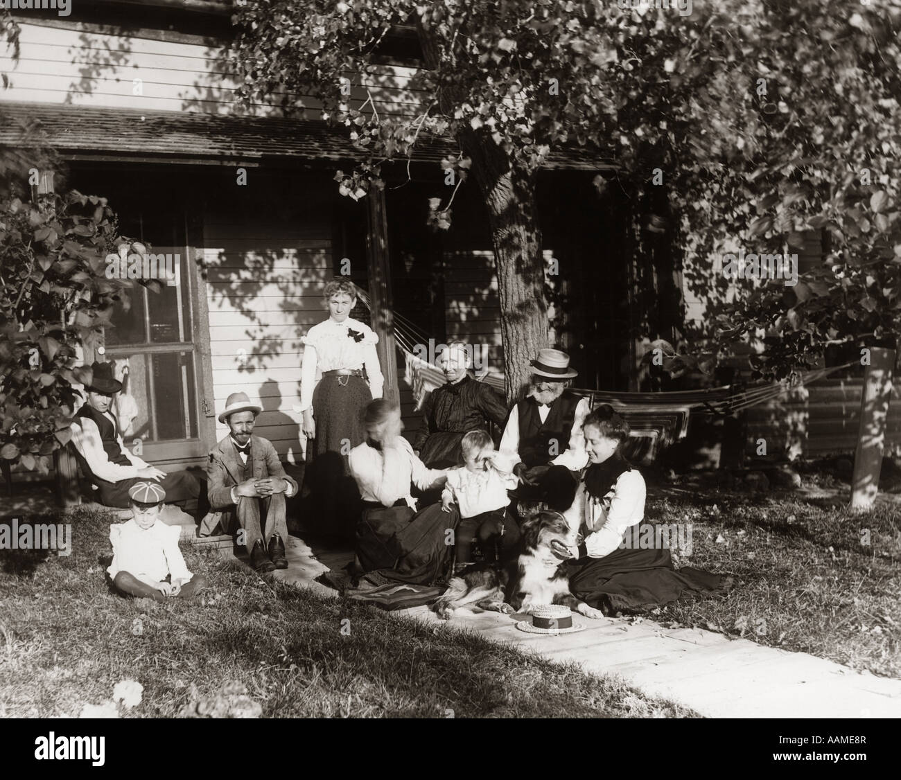Turn of the century family hi-res stock photography and images - Alamy