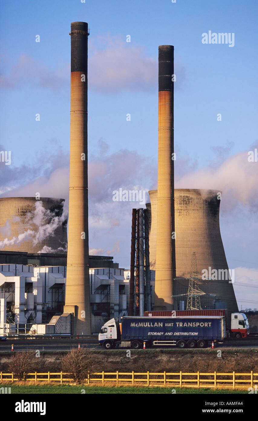 Coal powered electricity generating station showing steam and fume ...