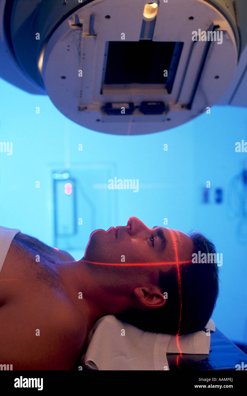 Man positioned on hospital radiation therapy machine Stock Photo - Alamy