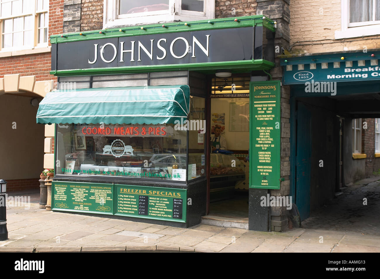 Shops in thirsk town centre hi-res stock photography and images - Alamy