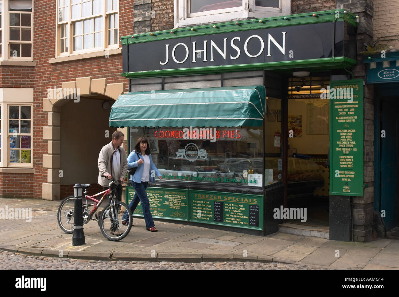 Shops in thirsk town centre hi-res stock photography and images - Alamy