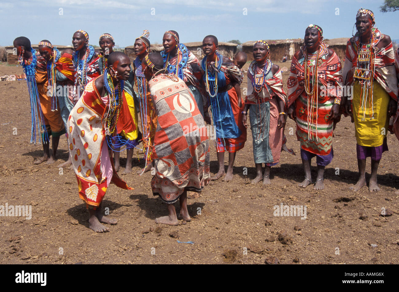 MASAI MARA KENYA MASAI WOMEN SINGING AND DANCING Stock Photo - Alamy