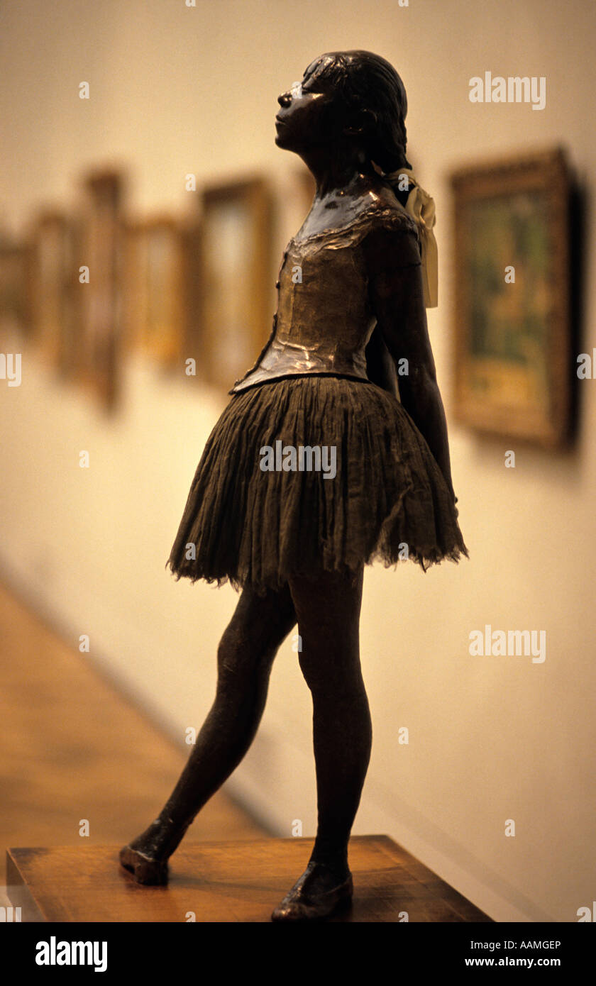 MUSEUM OF ART STATUE Stock Photo - Alamy