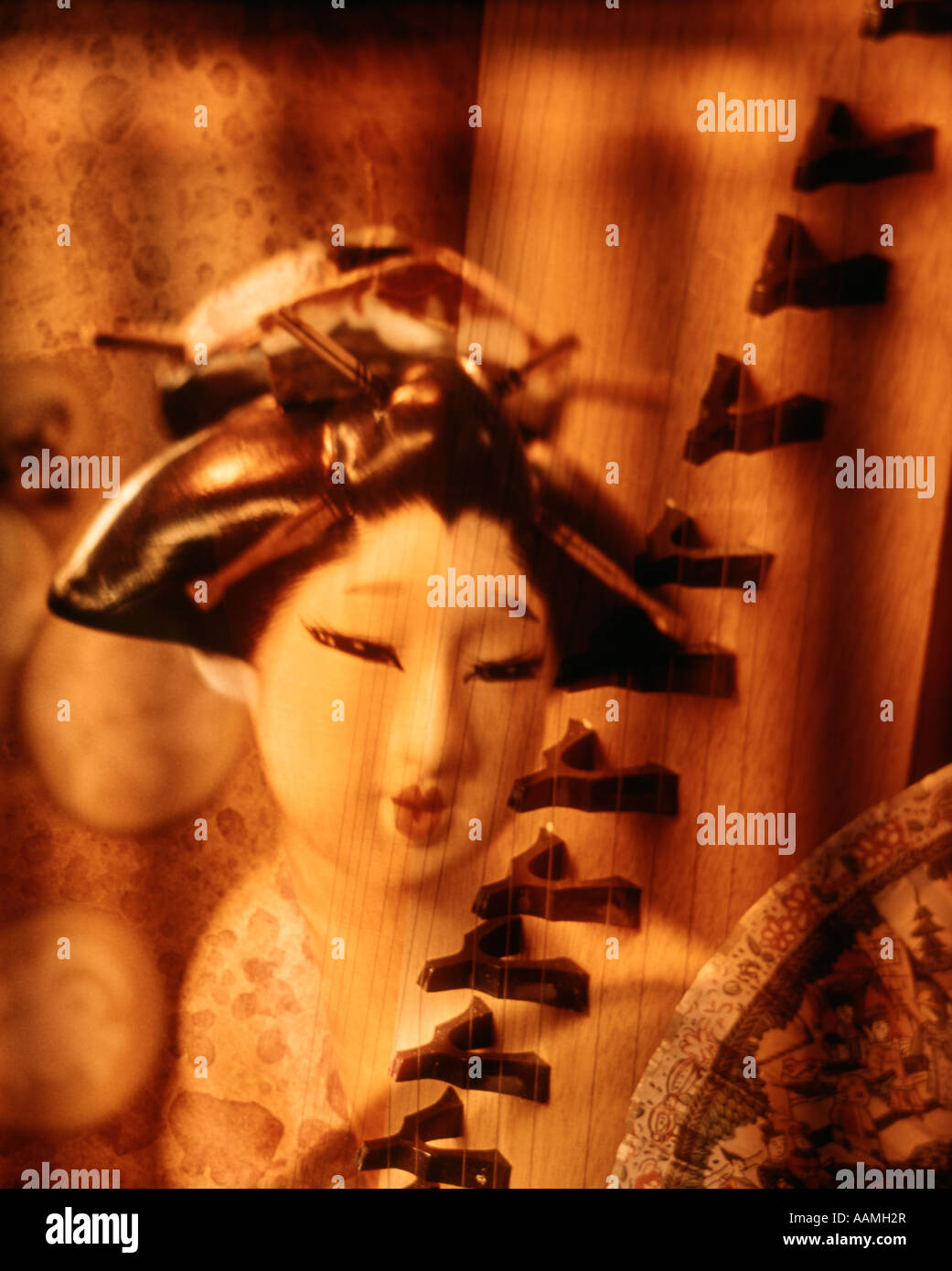 GEISHA MUSICAL INSTRUMENT JAPAN JAPANESE FIGURINE Stock Photo - Alamy