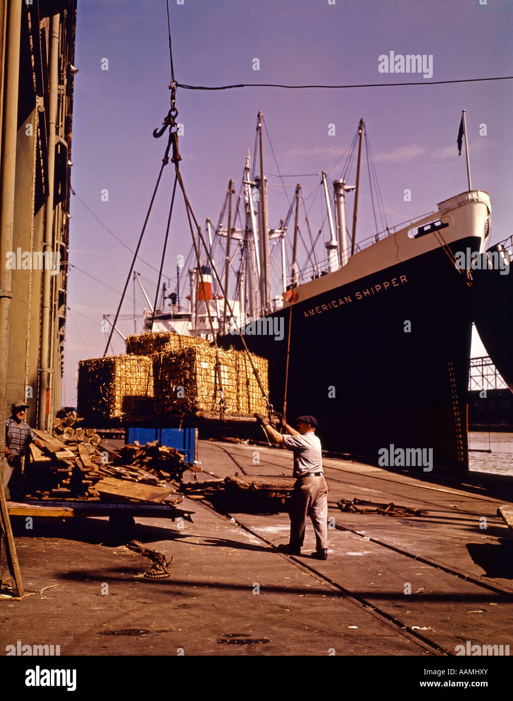 LOADING FREIGHT ONTO SHIP Stock Photo - Alamy