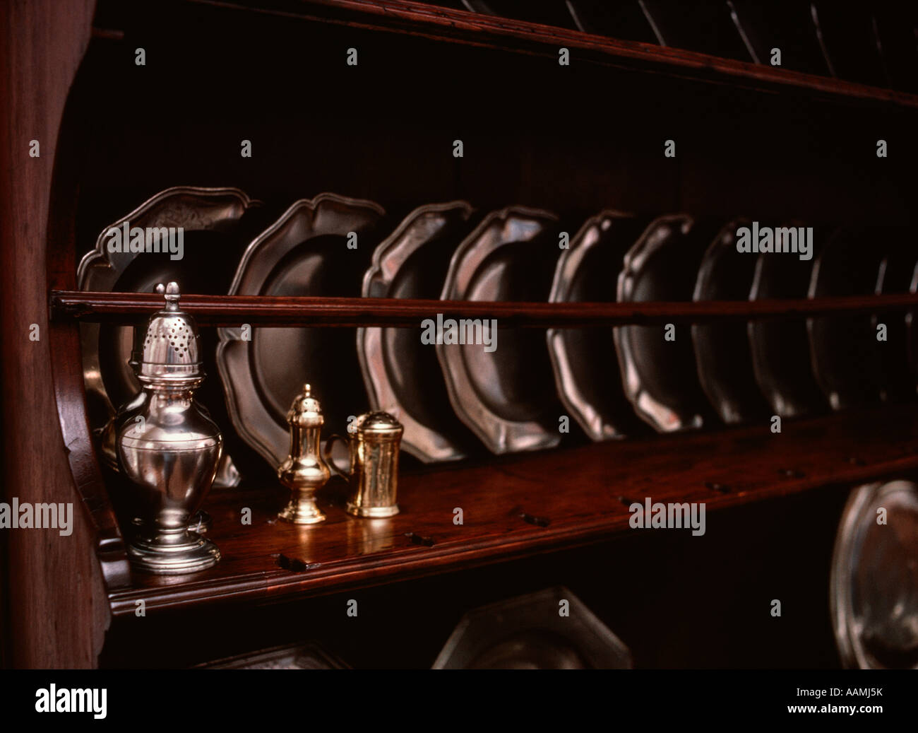 RETRO COLONIAL WILLIAMSBURG VIRGINIA RALEIGH TAVERN ANTIQUE Stock Photo ...