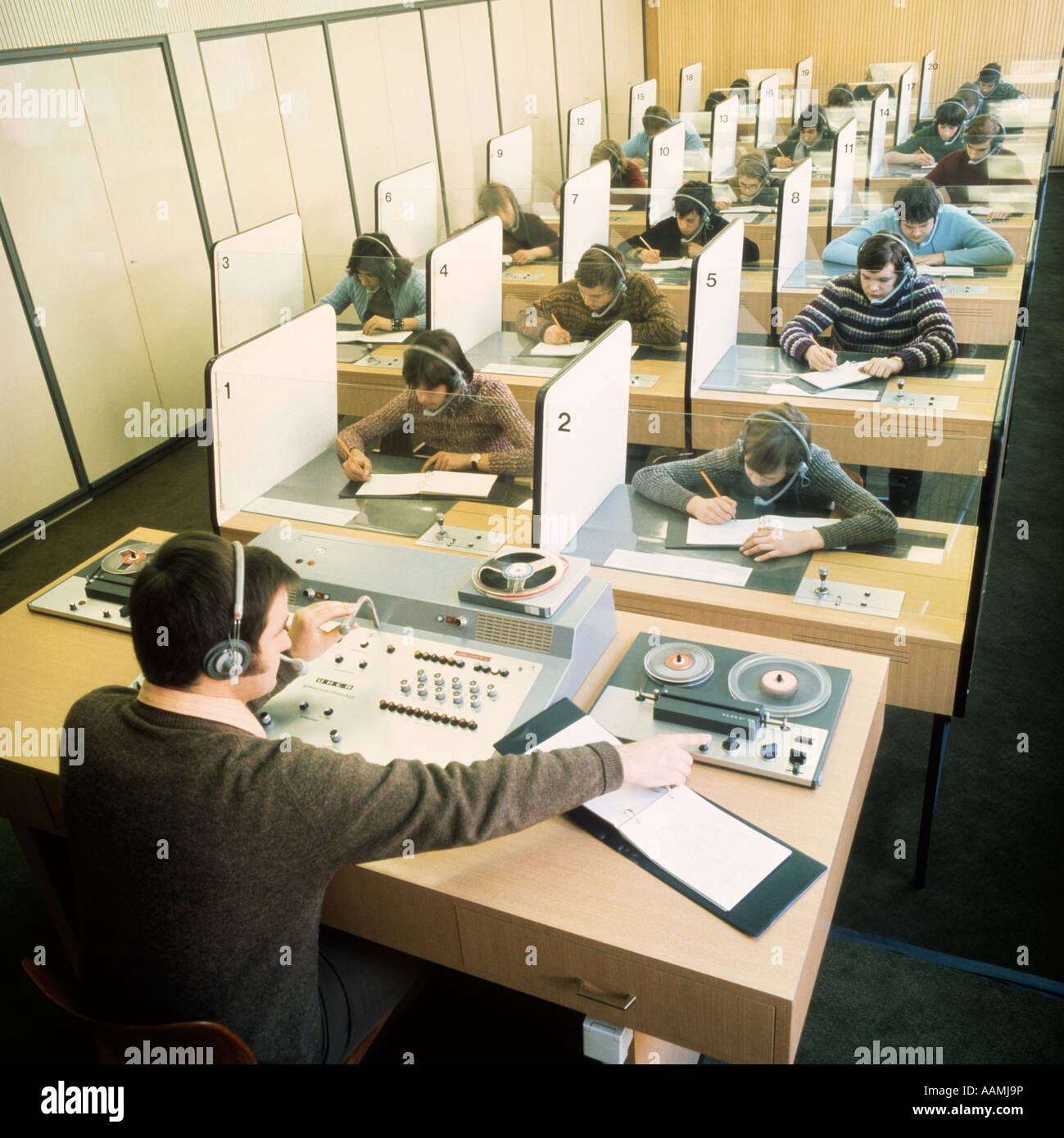 1970s CLASSROOM STUDENTS LANGUAGE LAB LISTENING RECORDING WRITING ... 1970s CLASSROOM STUDENTS LANGUAGE LAB LISTENING RECORDING WRITING ...