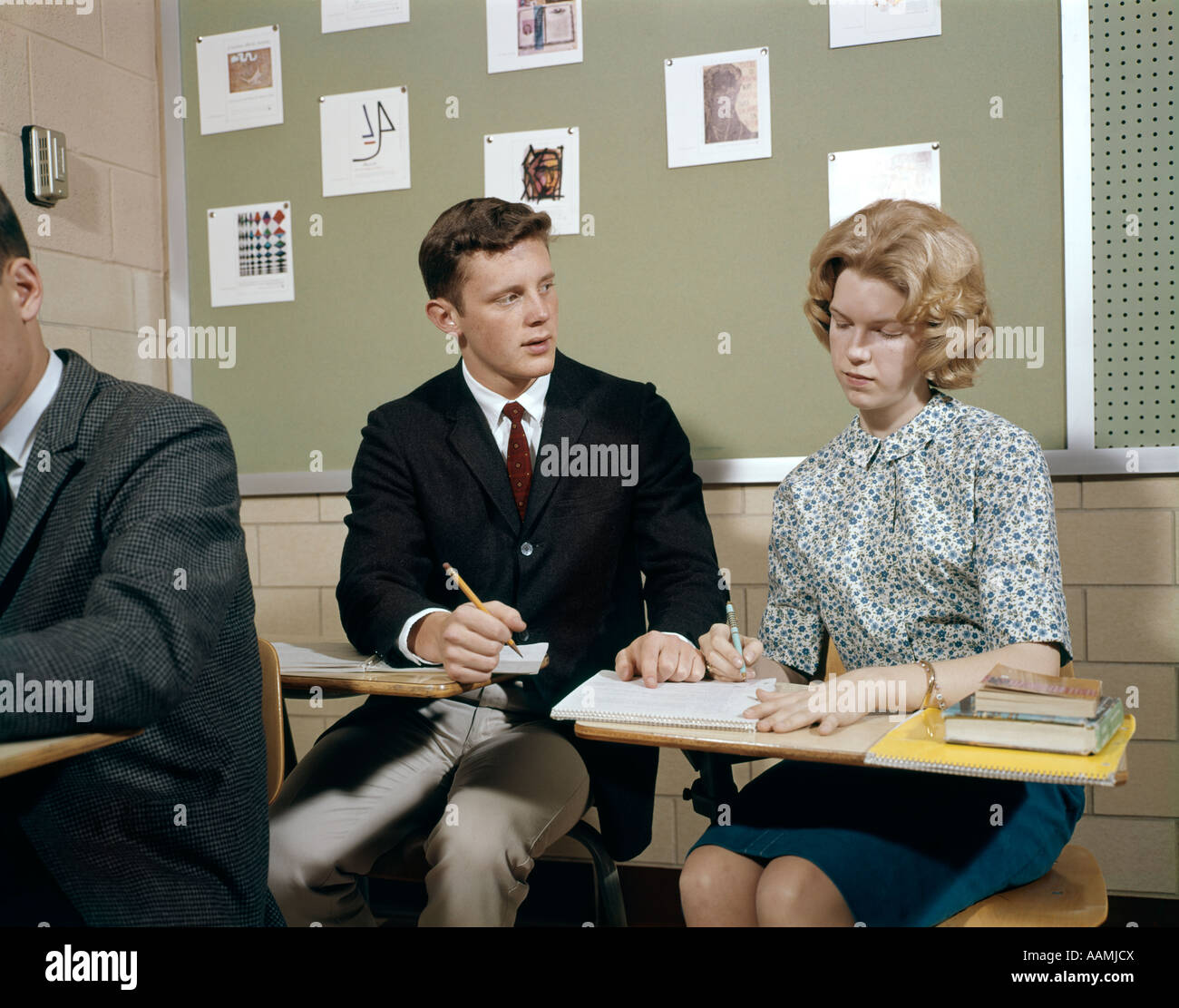 STUDENTS COLLEGE COLLEGIATE STUDY STUDYING MAN WOMAN COUPLE LEARNING ...