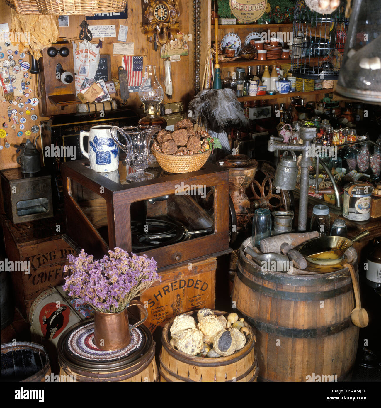 Vintage general store interior hi-res stock photography and images - Alamy