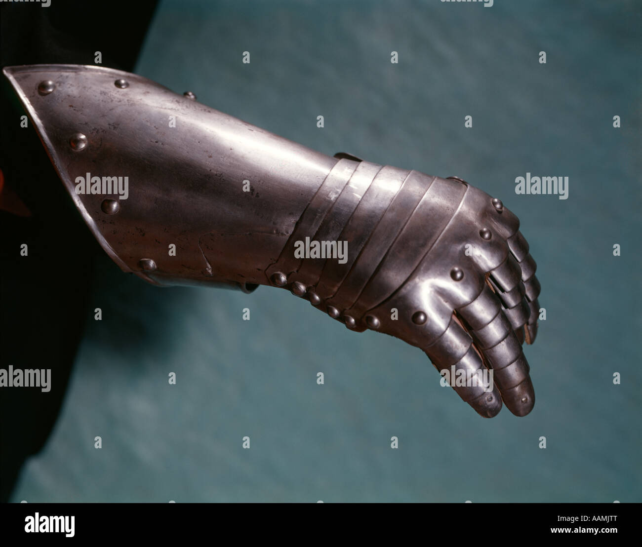 KNIGHT ARMOR MEDIEVAL HAND ARM Stock Photo - Alamy