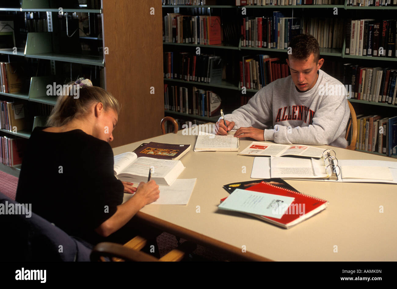TWO STUDENTS WORKING IN COLLEGE LIBRARY Stock Photo - Alamy
