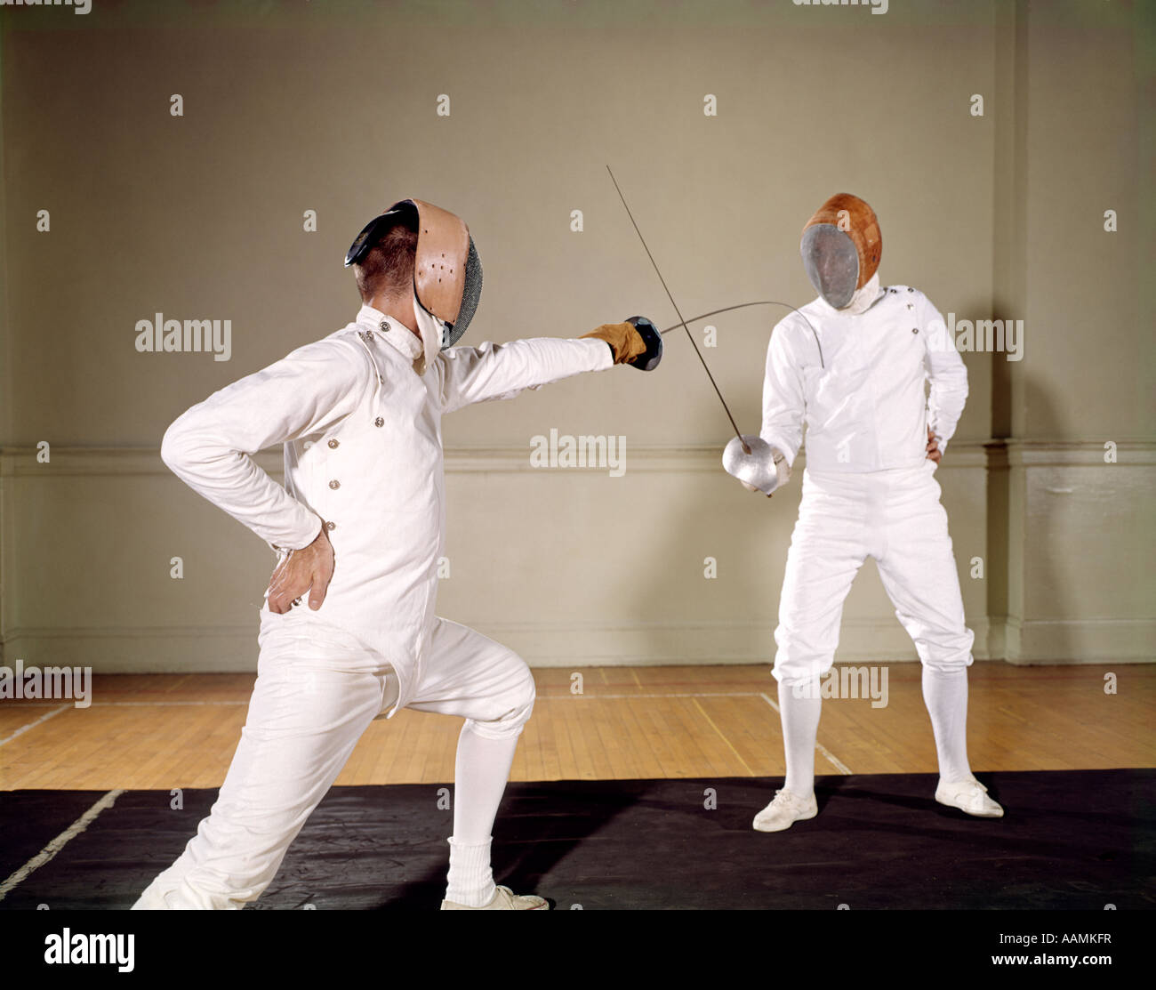 Two fencing men hi-res stock photography and images - Alamy