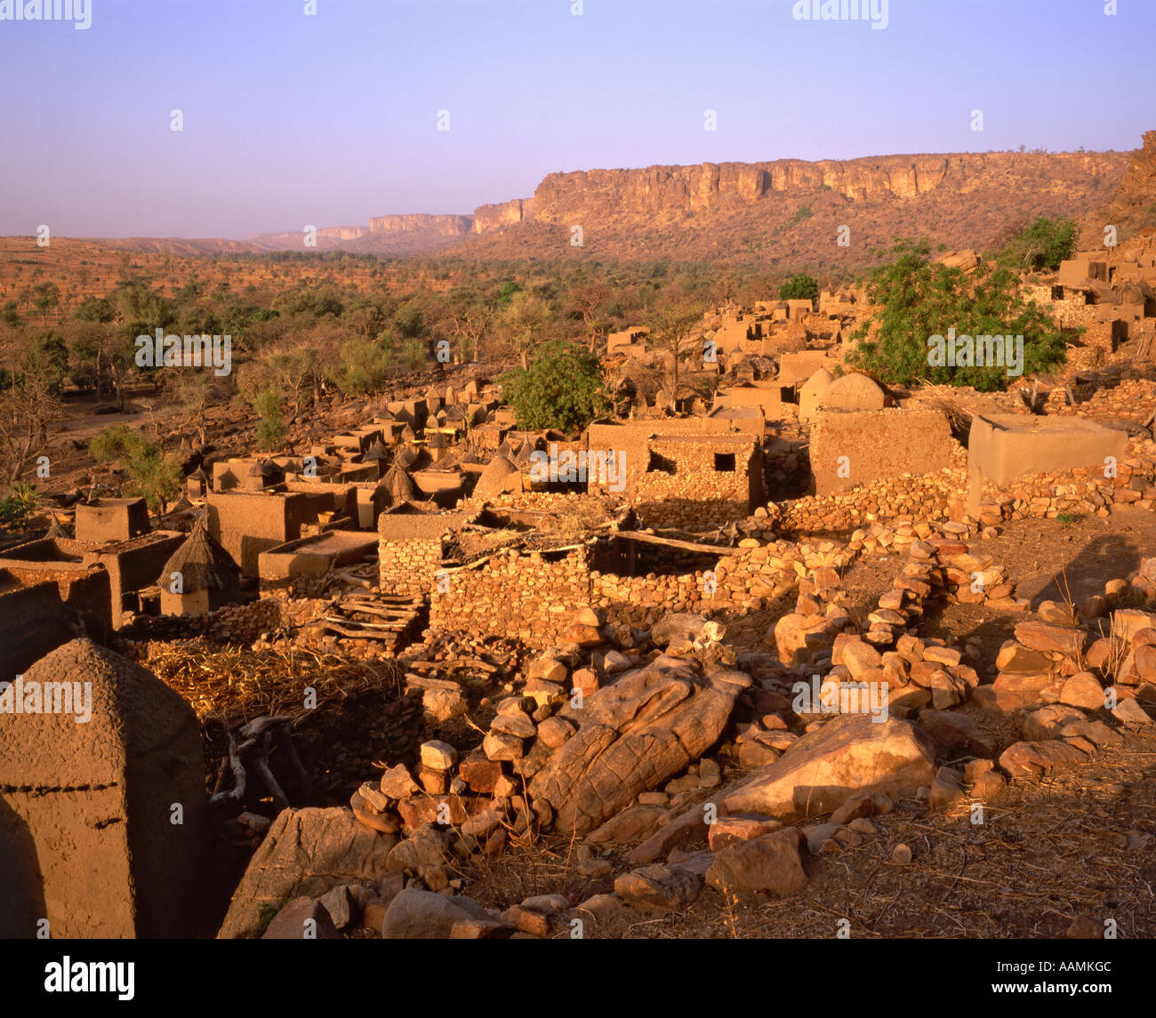 Dogon village and the Bandiagara escarpment, Mali Stock Photo - Alamy