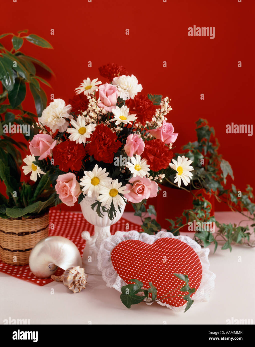 Heart shaped shells hi-res stock photography and images - Alamy