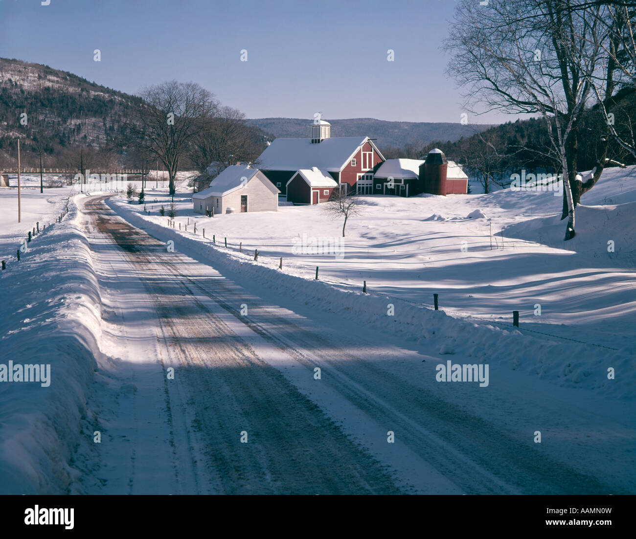 WINTER SCENE ROAD AND BARN Stock Photo - Alamy