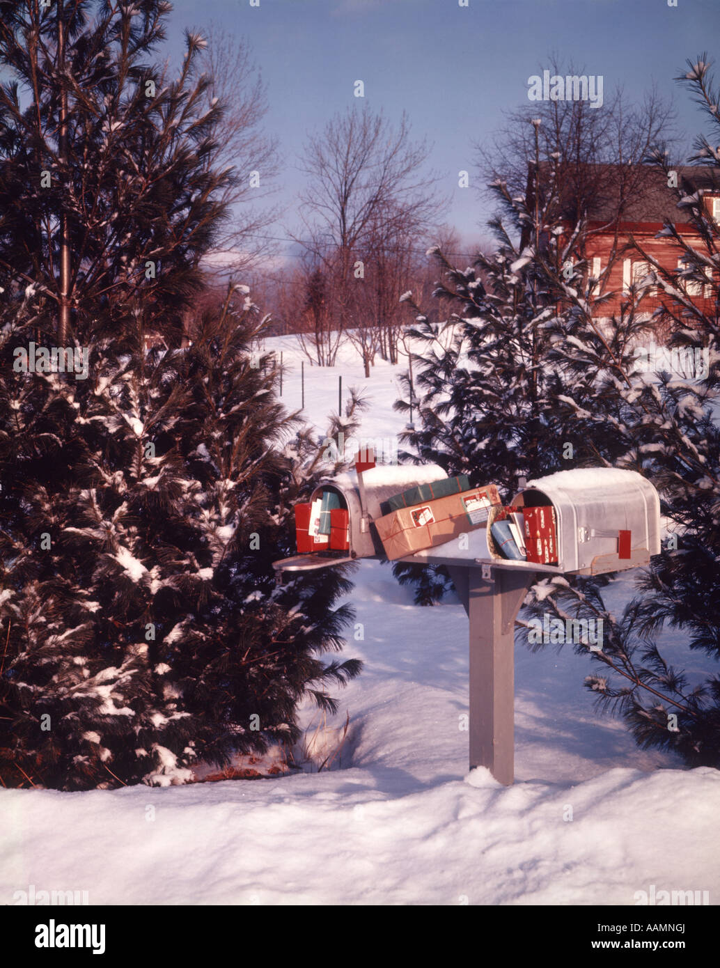 1950s WINTER MAILBOX FULL OF CHRISTMAS GIFTS Stock Photo - Alamy