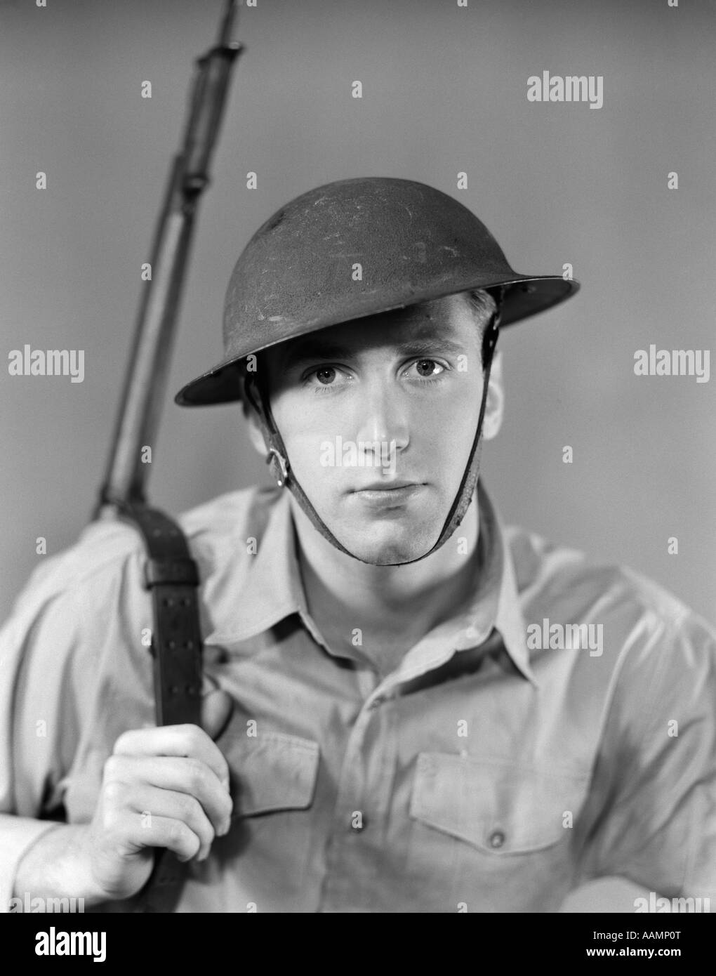 1940s PORTRAIT OF AMERICAN MAN SOLDIER SERIOUS EXPRESSION GUN RIFLE ON ...