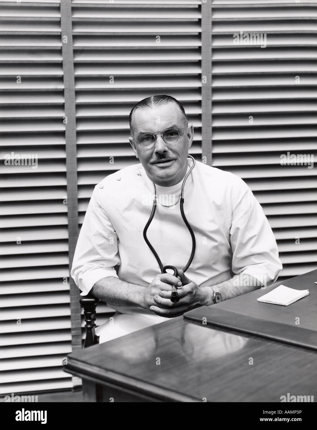 Doctor 1940s hi-res stock photography and images - Alamy