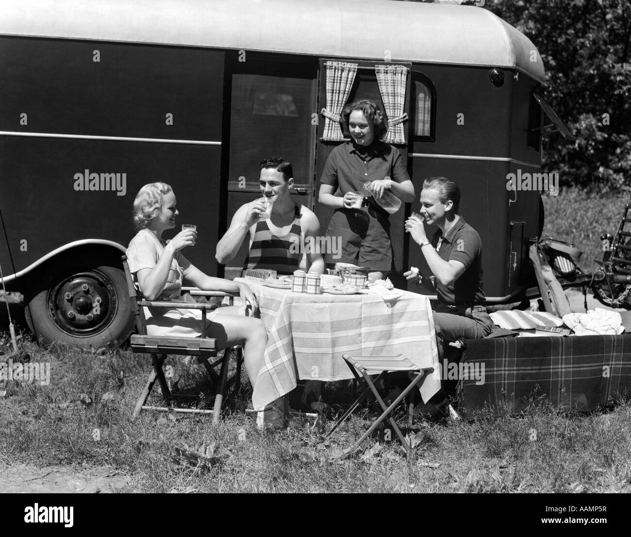 Picnic 1930s hi-res stock photography and images - Alamy