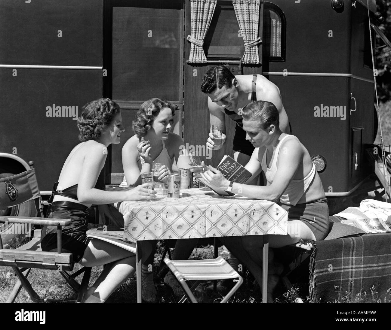 Reading group women Black and White Stock Photos & Images - Alamy
