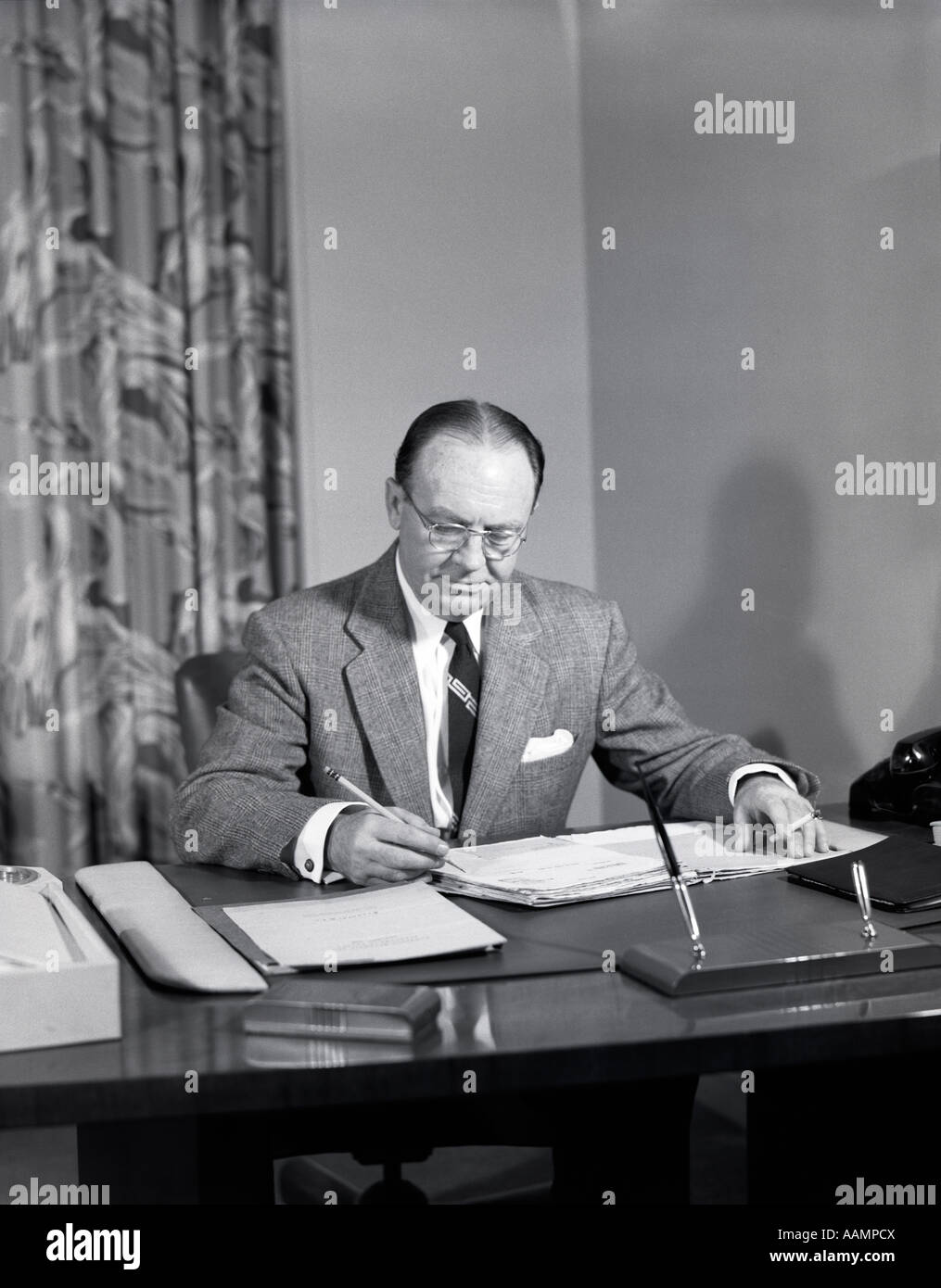 1950s MIDDLE AGED BUSINESSMAN EXECUTIVE SITTING DESK SIGNING PAPERS ...