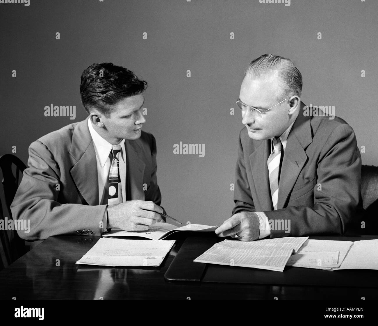 1940s men office desk work hi-res stock photography and images - Alamy