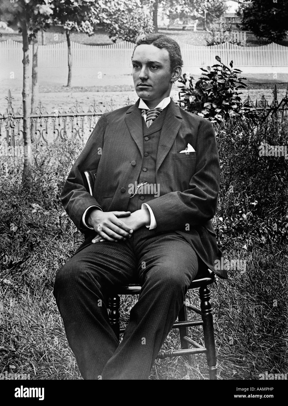 1890s 1900s TURN OF THE CENTURY PORTRAIT OF MAN IN THREE-PIECE SUIT ...
