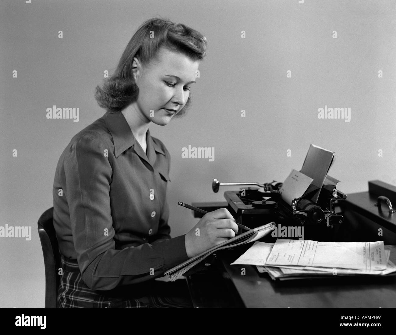 1940s WOMAN NOTES TYPEWRITER SECRETARY BUSINESS WRITING PEN Stock Photo ...