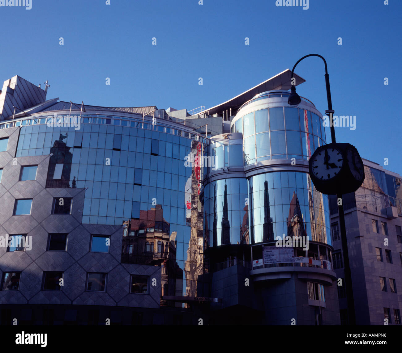Modern glass building of the Haas House at St Stephansplatz, Vienna ...