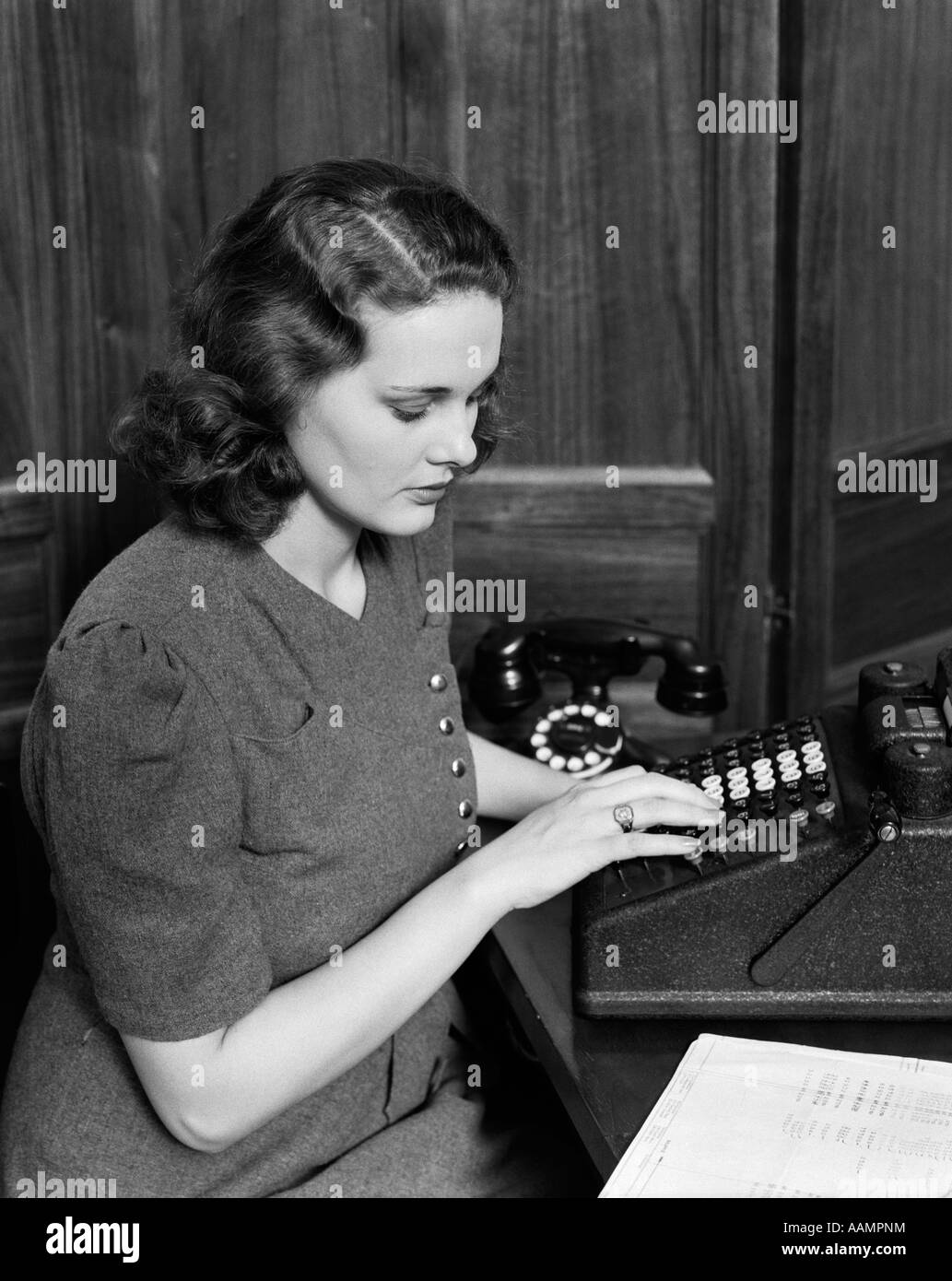 1940s WOMAN TYPING TYPEWRITER SECRETARY WORK BUSINESS Stock Photo - Alamy