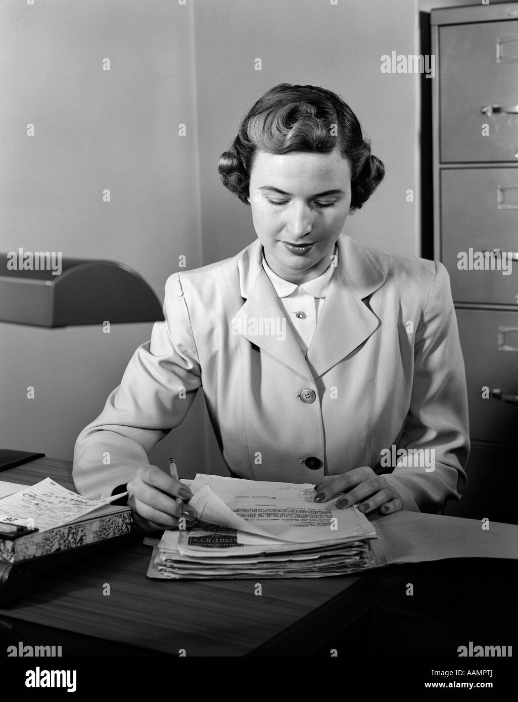 1950s WOMAN BUSINESS PAPERWORK SECRETARY SUIT Stock Photo - Alamy