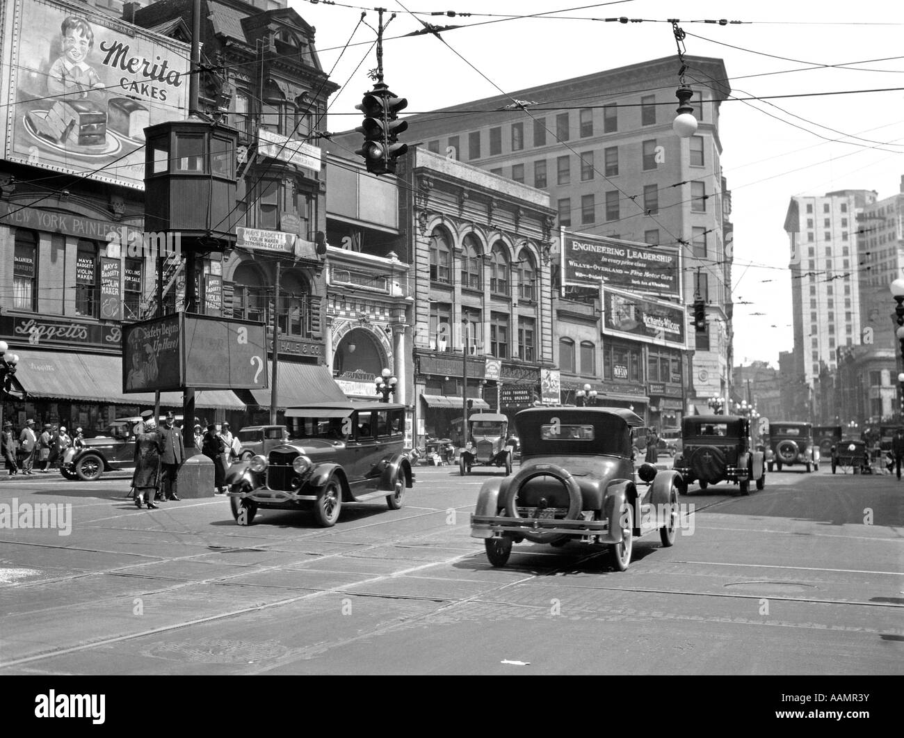 1920s AUTOMOBILE AND PEDESTRIAN TRAFFIC BUSY FIVE POINTS INTERSECTION ...