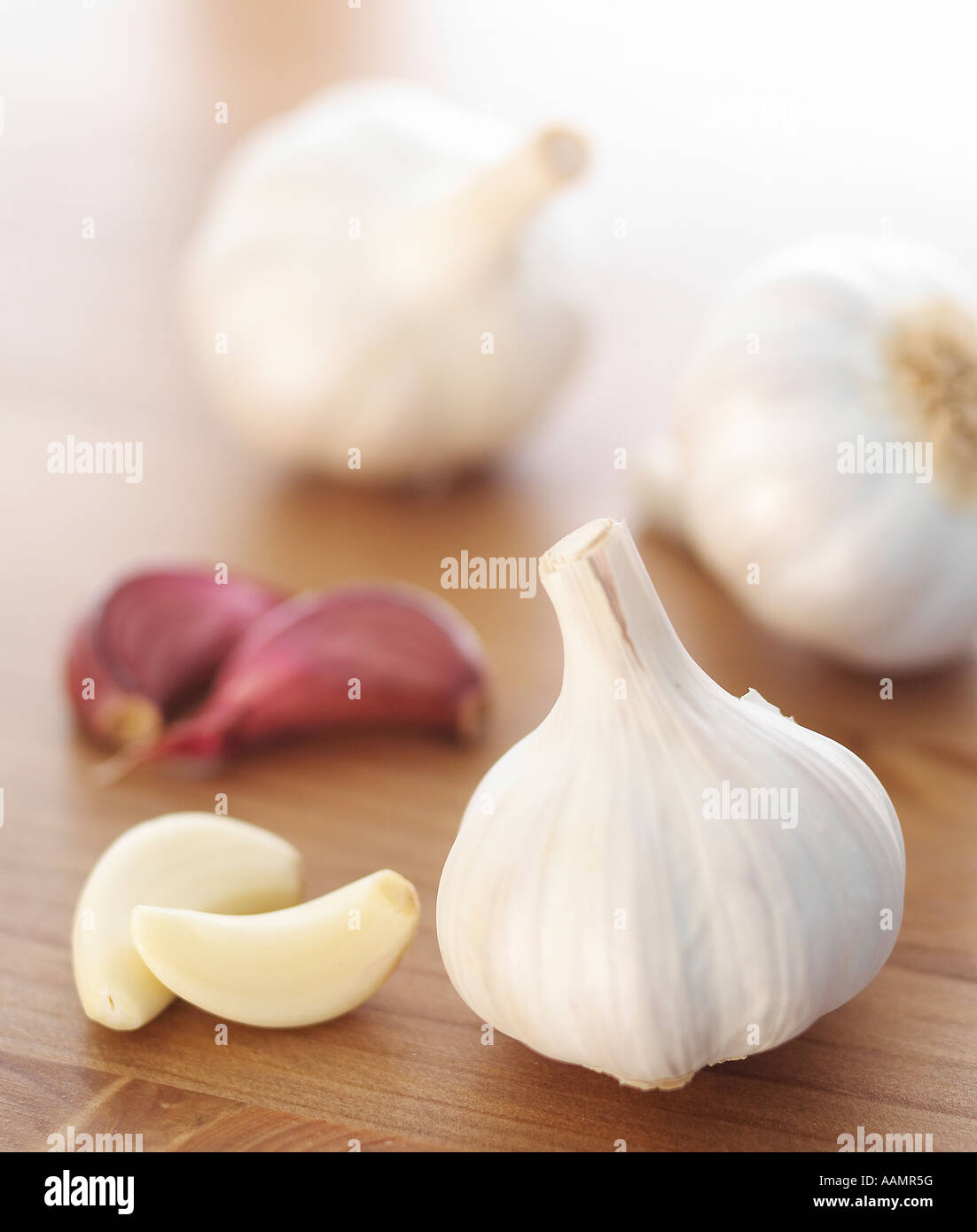 Garlic cloves and bulbs Stock Photo - Alamy