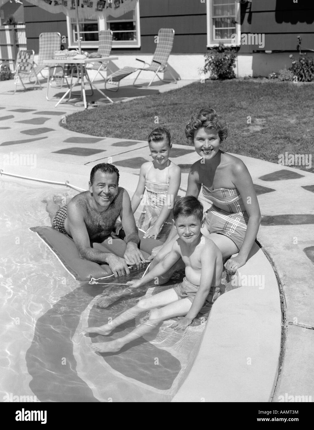Family retro smiling Black and White Stock Photos & Images - Alamy