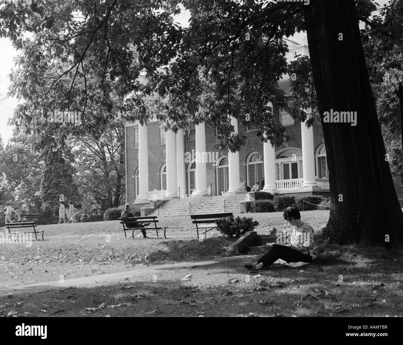 1960s college students studying in Black and White Stock Photos ...
