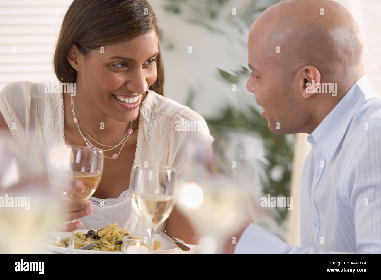 Couple eating dinner Stock Photo - Alamy