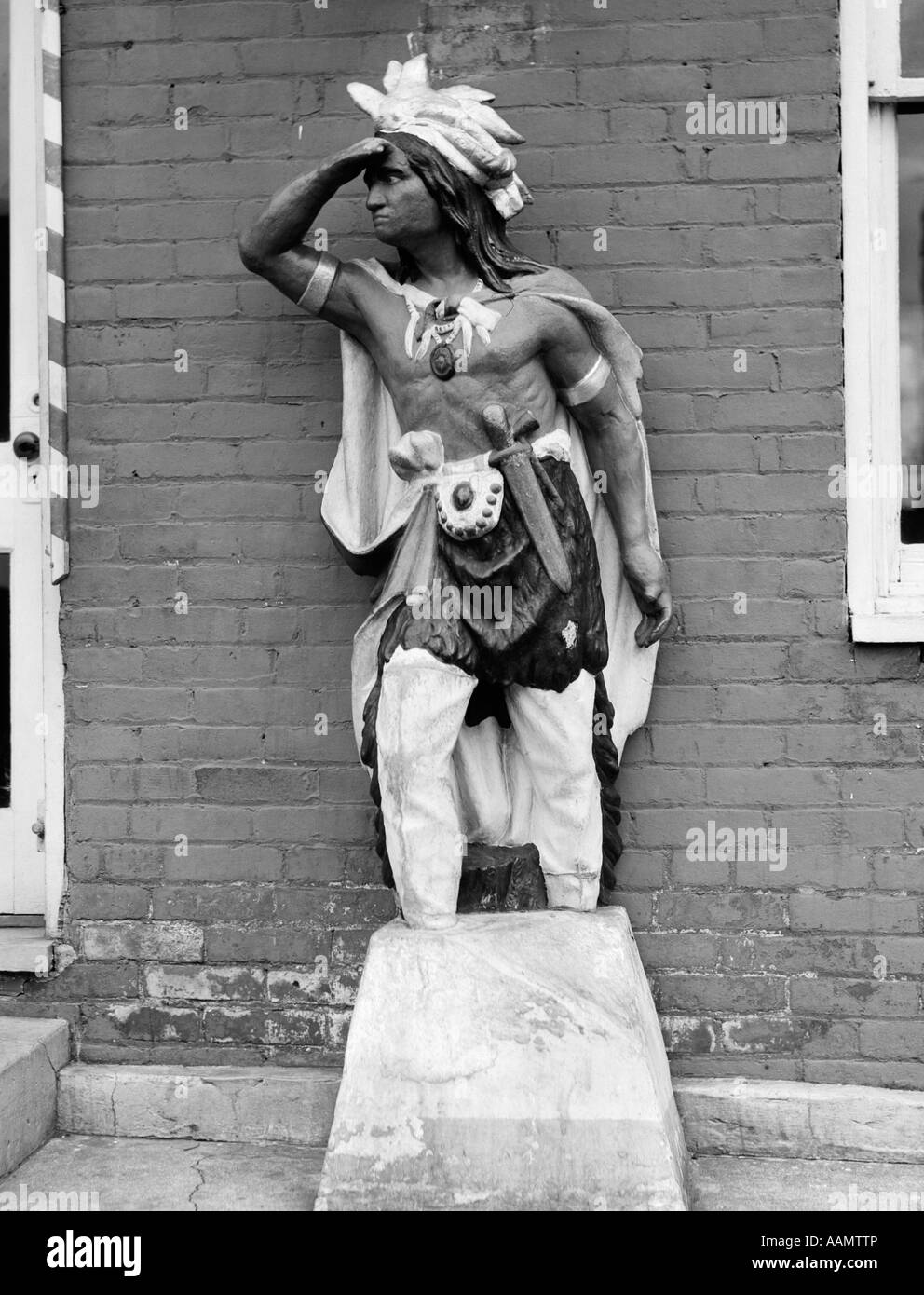 Vintage american indian statue hi-res stock photography and images - Alamy