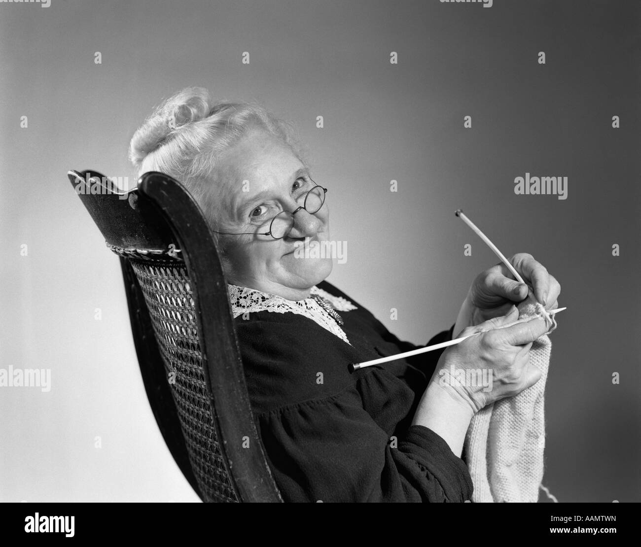 Old women knitting hi-res stock photography and images - Alamy