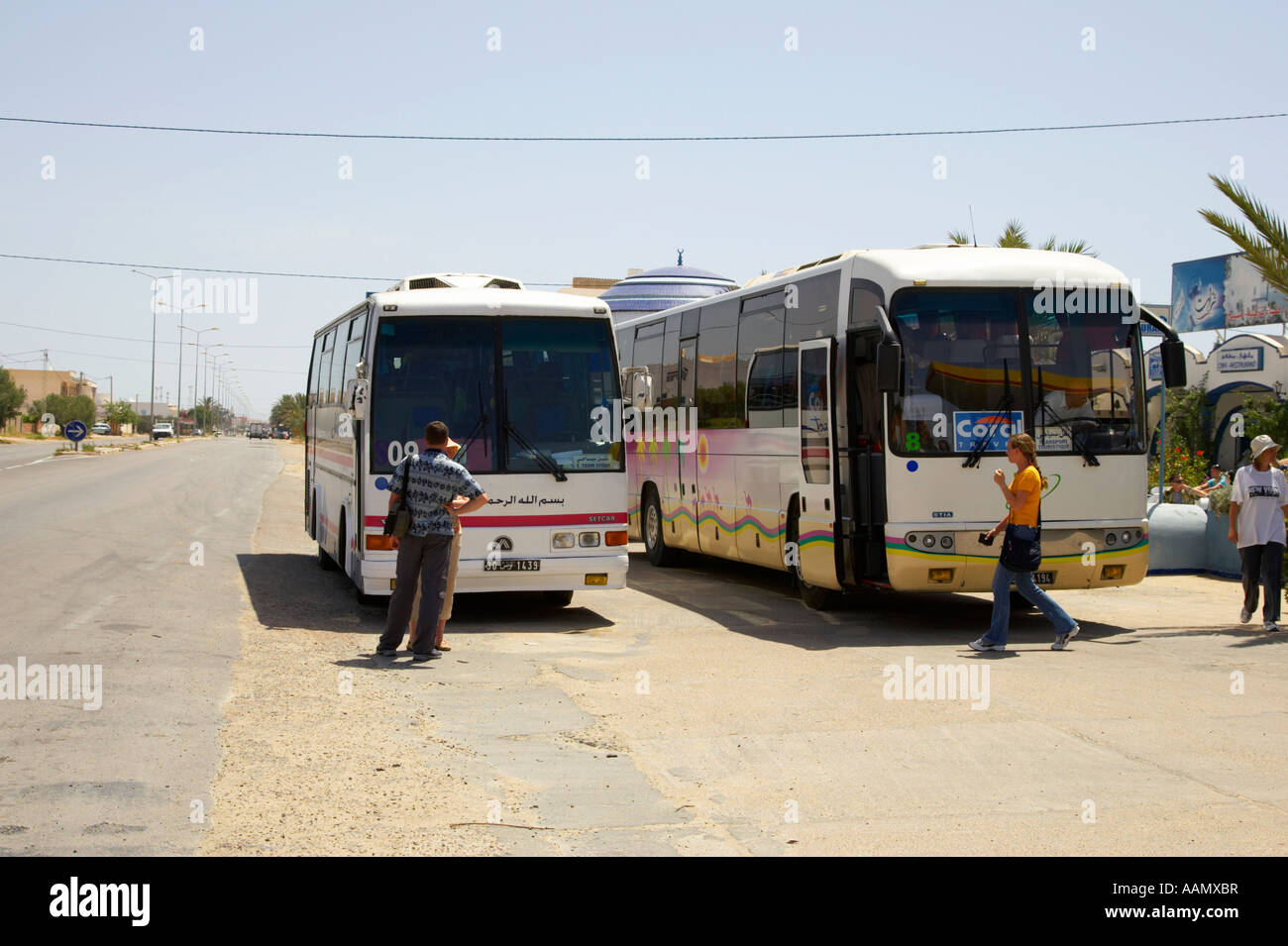 Tour bus on roadside hi-res stock photography and images - Alamy