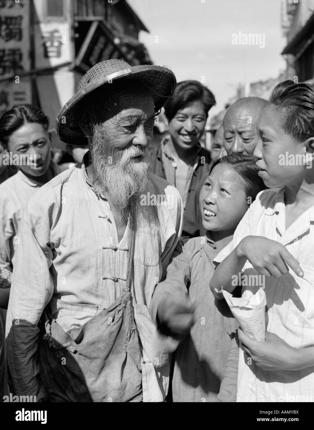 1920s 1930s ELDERLY OLD CHINESE MAN WITH BEARD WEARING STRAW COOLIE HAT ...