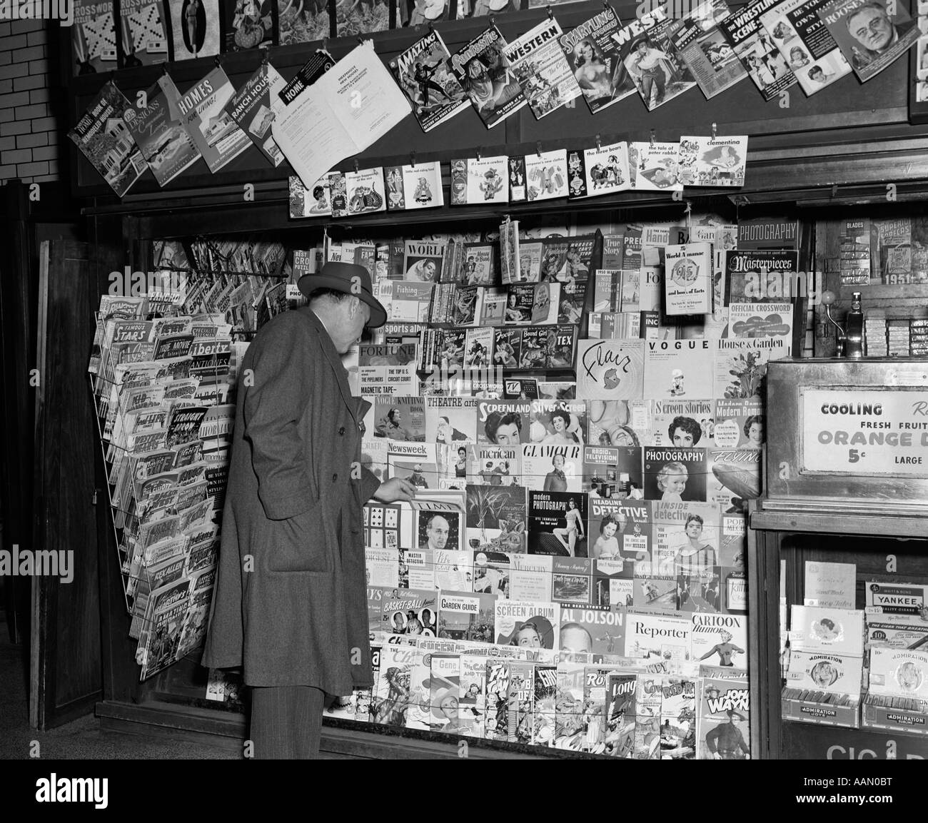 Newsstand Black and White Stock Photos & Images - Alamy